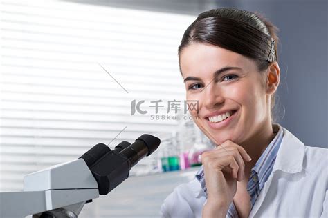 化学实验室自信的女研究员高清摄影大图 千库网