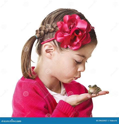 Lite Princess Som Kysser En Groda Fotografering För Bildbyråer Bild