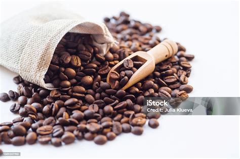 카페와 레스토랑의 메뉴 커피 콩과 나무 숟가락 클로즈업 텍스트공간을 복사합니다 뜨거운 음료의 개념 0명에 대한 스톡 사진 및 기타 이미지 Istock