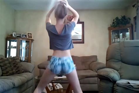 Taynaomi Bubble Booty Twerk 日本語で