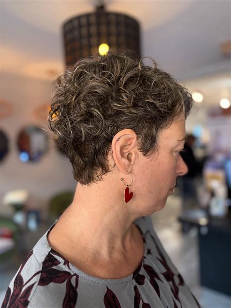 50 Stunning Haircuts For Thin Curly Hair That Add Fullness