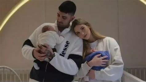 Yasemin Şefkatli Ikiz Bebeklerini Paylaştı Son Dakika Magazin Haberleri