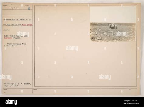 Ein Panzer Der Aus Einem Muschelloch In Der Panzerkorps Schule Bei Langres Frankreich