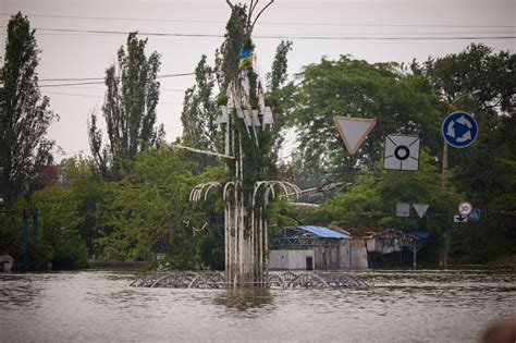 Окупанти влаштували обстріл затопленого Херсона під час евакуації людей є поранені Читайте на
