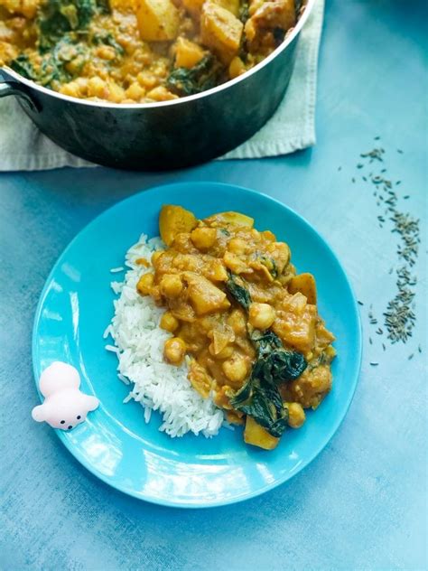 תבשיל חומוס ותפוחי אדמה ברוטב קארי