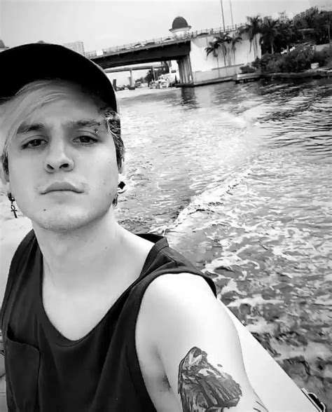 Pin By Aʅʅყʂʂσɳ Tαρια On Chris Chris Blanco Y Negro Christopher