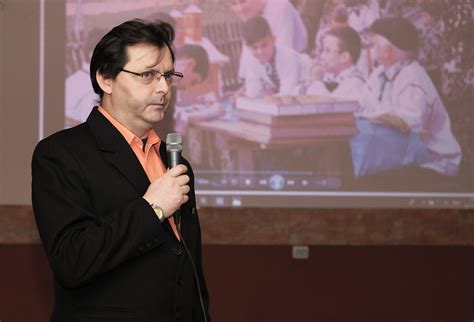 Deva Istoric Reclamat Că Are Prea Multe Cărți „le E Teamă Că Se Va