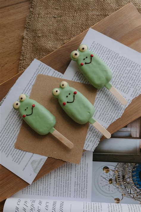 Download Frog Popsicles On Book Wallpaper