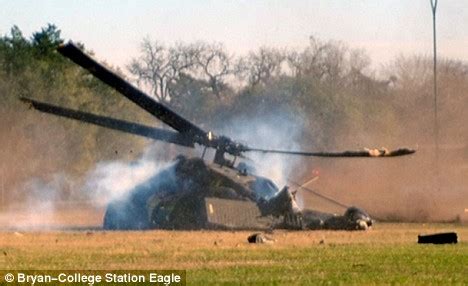 Black Hawk” Down Helicóptero Militar Se Arrebenta No Solo Área De