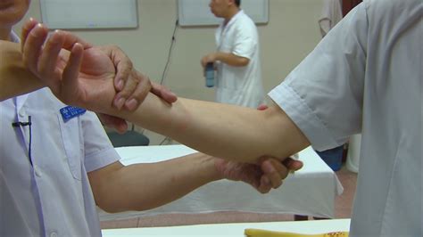 葵花点穴手如何治病？非遗葛氏捏筋拍打疗法竟来自《易筋经》北京时间