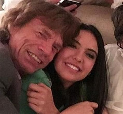 이슈유머 누어 알팔라알 파치노 53살 연하 여친의 전남친들을 알아보자