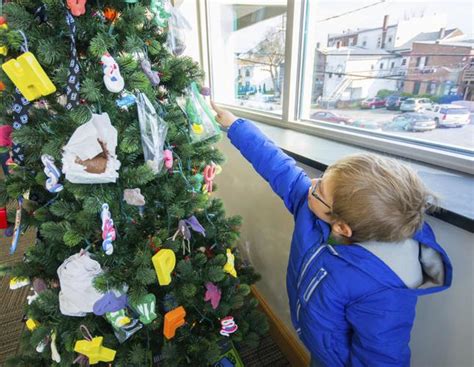 Contestants Trim Christmas Trees With Garbage Oz Caillou Local