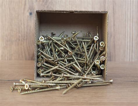 Caja De Tornillos De Madera En El Panel De Madera Fabricada Foto De