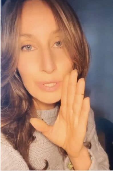 Une Mère Affiche Fièrement Son Soutien à Lallaitement En Public