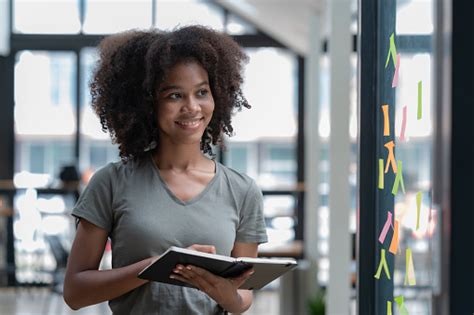 젊은 민족 사업가 창조적 인 팀은 유리 벽에 스티커 메모를 사용하여 전략 사업 계획을 작성하여 개발이 성공으로 성장합니다 가리키기에 대한 스톡 사진 및 기타 이미지 Istock