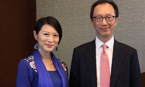 梁锦松出席选举大会，如今身家百亿坐拥娇妻，可惜当年被人搞下台香港改革董先生