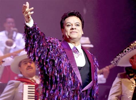 Juan Gabriel Usa Trajes Valorados En Más De 100 Mil Pesos ¡omg
