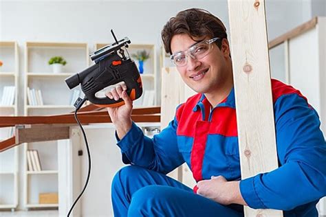 Fondo Joven Carpintero Trabajando Con Tablones De Madera Foto E Imagen