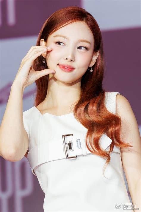 트와이스 나연 계단 오르는 아찔한 허벅지 야드랑이 Na 기자간담회