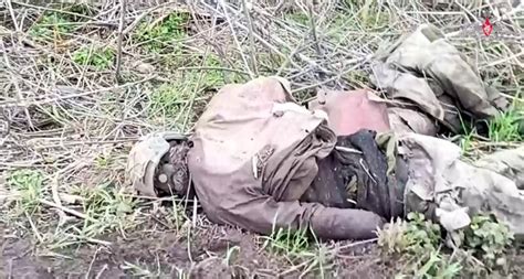 18 Οι Ρώσοι μαζεύουν μέχρι και σήμερα σορούς Ουκρανών στρατιωτών στη Σούντζα Δείτε βίντεο