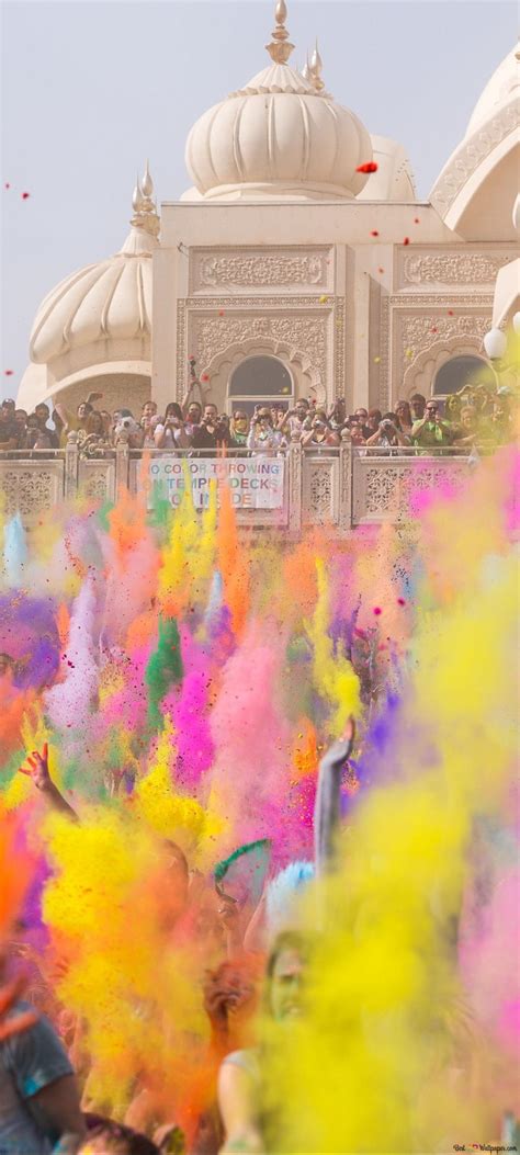 Pueblos Jugando Holi En El Templo 4k Descarga De Fondo De Pantalla
