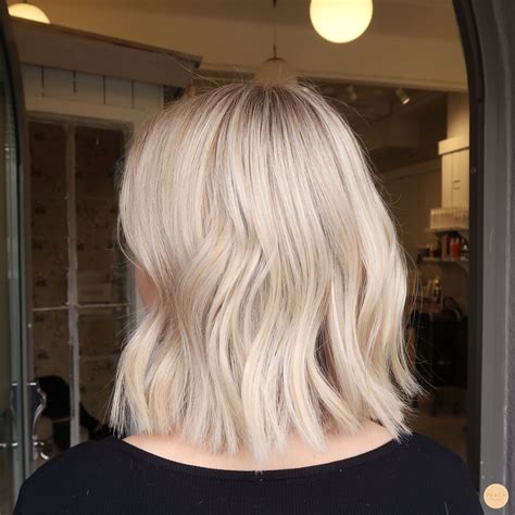 Ljusa Slingor I En Naturlig Blond Nyans Hårfärg Balayage Blont Hår Blont Brunt Hår