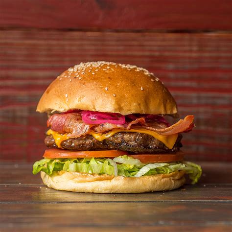 18 Hamburguesa Con Cheddar Panceta Lechuga Tomate Confitado Y
