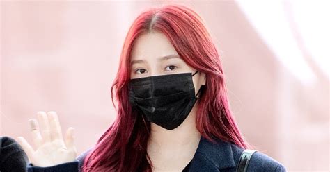 [현장포토] 시 선 집 중 낸시 우아한 레드