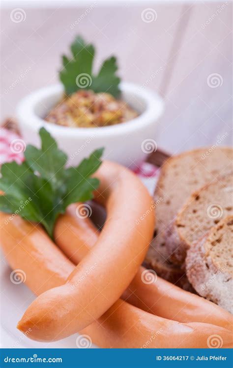Snacks Tradicionales Sabrosos De La Salchicha De Francfort De Las Salchichas De Cerdo Imagen De