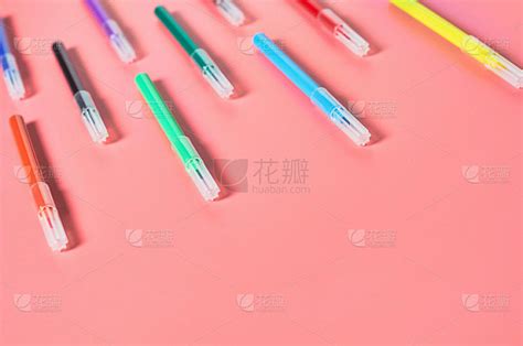 幼儿园粉红色的课桌上放着一排排彩色毛毡笔。Ð育儿和教育孩子的观念。本空间