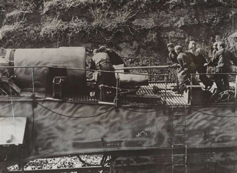 Tankhistoria Loading One Of The Two Krupp K5 Railway Guns Infamous For Their Harassment Of The