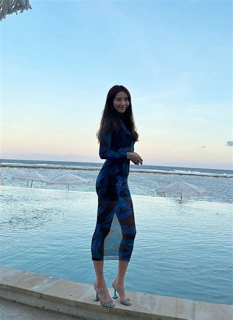 패션엔 오윤아 발리 썬셋비치도 압살 놀라운 S라인의 시스루 바디슈트 비치룩