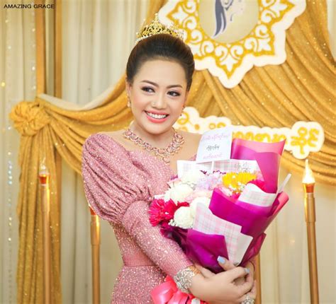 သူမရဲ့နတ်ကန္နားပွဲသို့လာရောက်ကြည့်ရှုတဲ့သူတွေကို ပိုက်ဆံတွေအုပ်လိုက