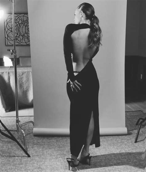Lily James Backless Dress 2 Naked Porn Pic Xpicsly