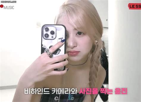 셀카 찍는 허윤진 오프숄더 의상 미모