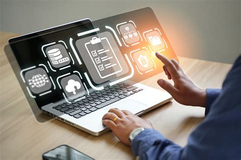 컴퓨터를 사용하여 문서를 온라인 문서 데이터베이스 및 디지털 파일 저장 시스템으로 관리하거나 소프트웨어 데이터베이스 기술 파일 액세스를 저장하여 문서 파일에 대한 액세스를