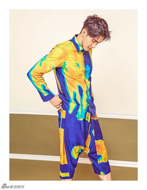 高伟光惬意秀长腿 温暖眼神杀自带柔光新浪图片