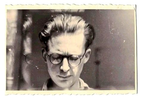 عکسی از صادق هدایت با لباس قاجاری در 7 سالگی