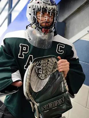 One Handed Minnesota Senior Wins Starting Goalie Spot Yahoo Sports