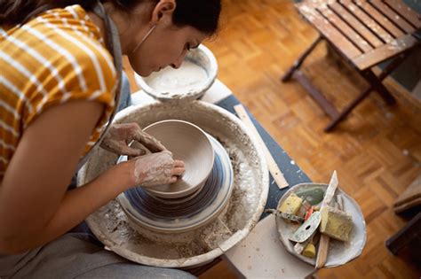 Tembikar Wanita Membuat Tembikar Di Bengkel Tembikar Foto Stok Unduh