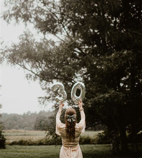 낮 동안 푸른 잔디밭에 서 있는 갈색과 검은색 줄무늬 셔츠를 입은 사람 사진 Unsplash의 무료 자연 이미지