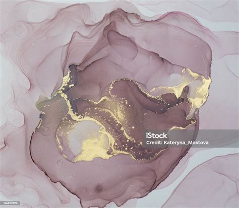 다채로운 배경 벽지의 추상 녹색과 금 조각 아크릴 페인트를 혼합합니다 현대 미술 대리석 질감 알코올 잉크 색상은 반투명합니다 알코올 추상 현대 미술 유체 0명에 대한 스톡