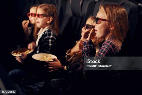 3d 안경으로 영화관에 앉아 함께 영화를 보는 아이들의 그룹 검은색에 대한 스톡 사진 및 기타 이미지 검은색 아이 영화 Istock