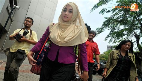 Sefti Sanustika Datangi Fathanah Setelah Dituntut 17 5 Tahun Foto
