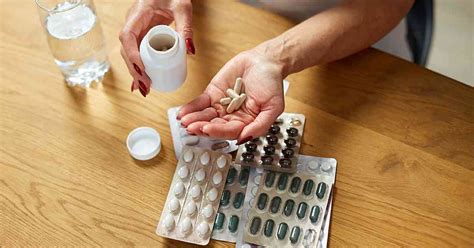 婦人服日本止痛神藥照胃鏡驚現10個窿！醫生：藥物含一種成分傷胃黏膜 健康解「迷」 醫學通識 健康好人生 Etnet 經濟通香港新聞財經資訊和生活平台