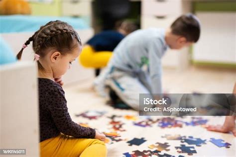아이들은 집 바닥에 있는 아이들 방에서 직소 퍼즐 조각을 연결합니다 재미있는 가족 활동 여가 2 3 살에 대한 스톡 사진 및 기타 이미지 Istock