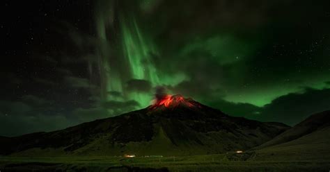 Aurora Borealis Over Volcano Fimmvörðuháls In Iceland 1000x560 Oc