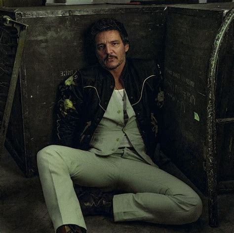 Pedro Pascal For Esquire Magazine 2023 🖤🖤 Carrè Papà Raffaello