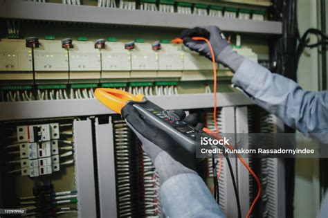 전기 엔지니어는 보호 릴레이에서 전기 설치 및 배선을 테스트하여 멀티미터로 측정합니다 개폐 장치에 대한 스톡 사진 및 기타 이미지 개폐 장치 건설 산업 검사 보기
