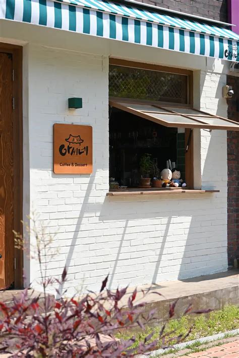 벽면 포인트 내추럴 빈티지 18평 카페 인테리어 인천 부평구 갈산동